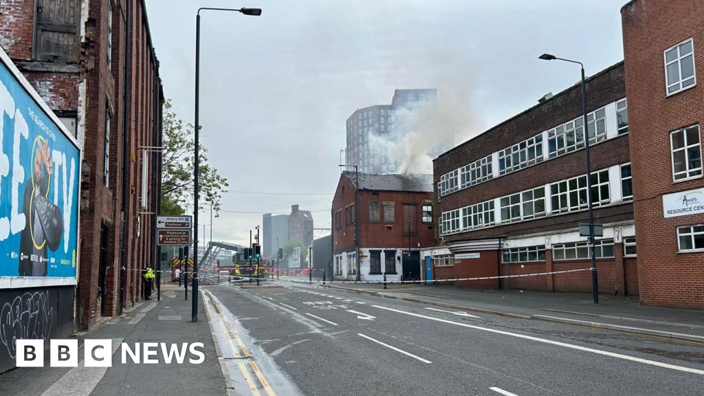 Leeds: Fire breaks out at former nightclub building - BBC News