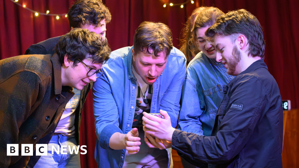 Bristol Improv Theatre 'blown away' by public's support - BBC News