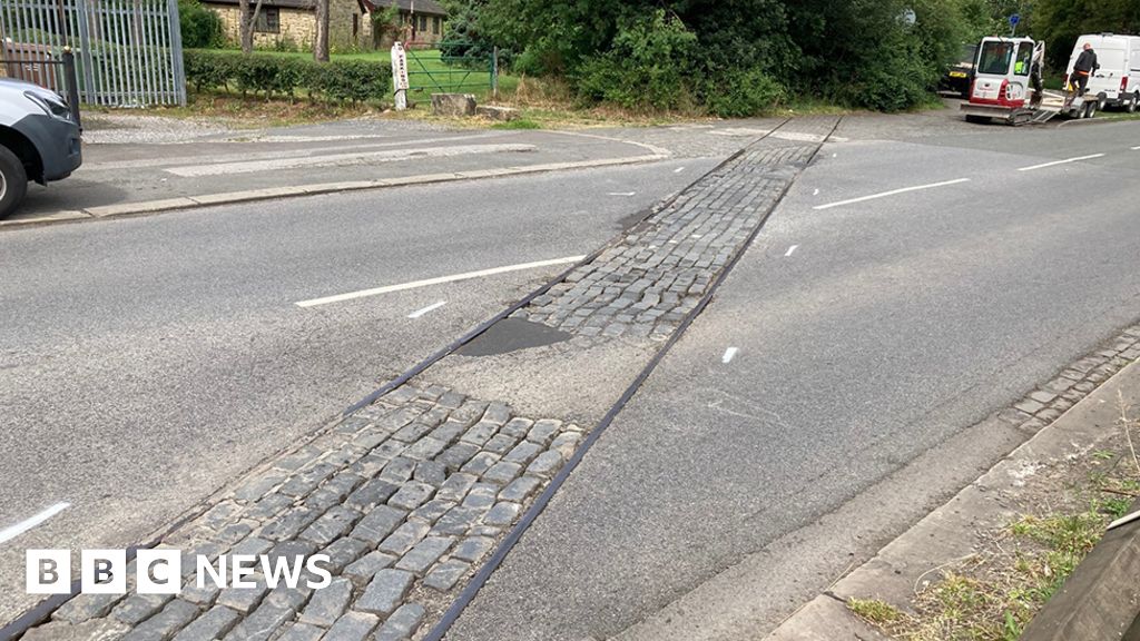 Historical Wakefield rail line to be removed over safety fears - BBC News