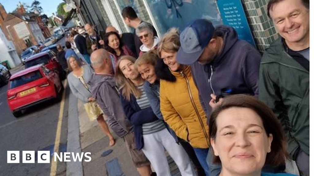 Faversham dental surgery receives 27,000 calls for NHS slots - BBC News