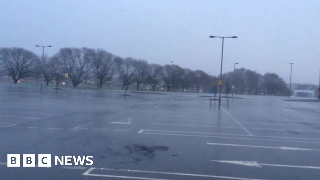 Rain and strong winds batter Cardiff - BBC News