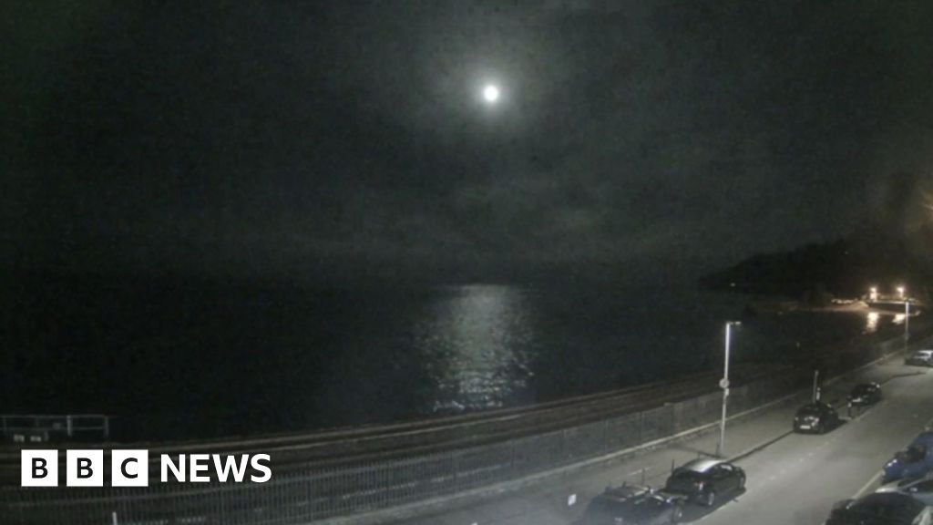Burning fireball plummeting to Earth seen on Devon beach camera - BBC News