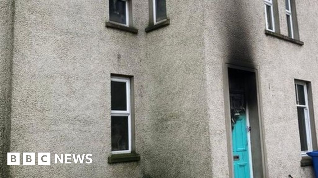 Portrush fire: Woman rescued from burning house by neighbour - BBC News