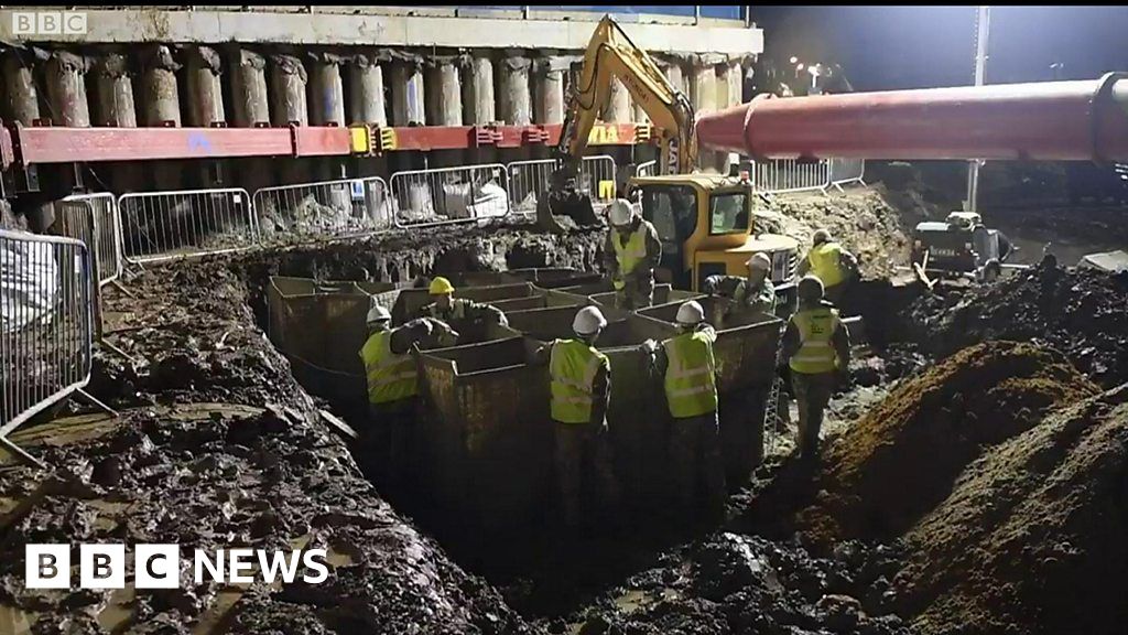 Army working to make London WW2 bomb safe - BBC News