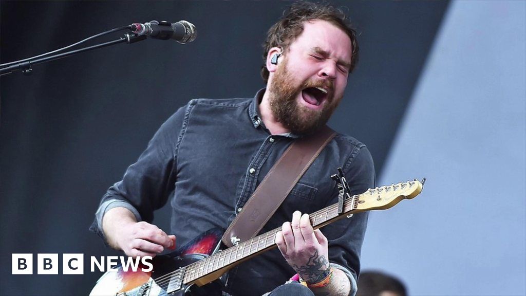 Frightened Rabbit set for emotional return - BBC News