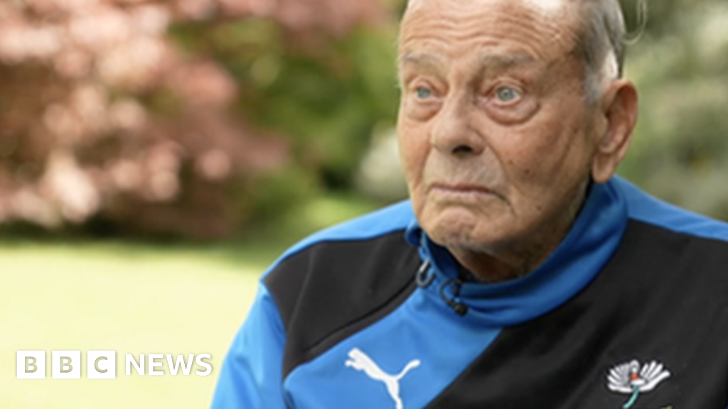 Dickie Bird pays tribute to Sir Michael Parkinson - BBC News