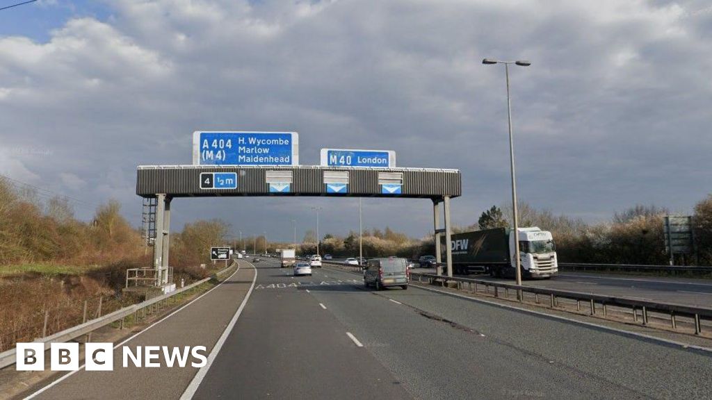Pedestrian killed by lorry on M40 in Buckinghamshire