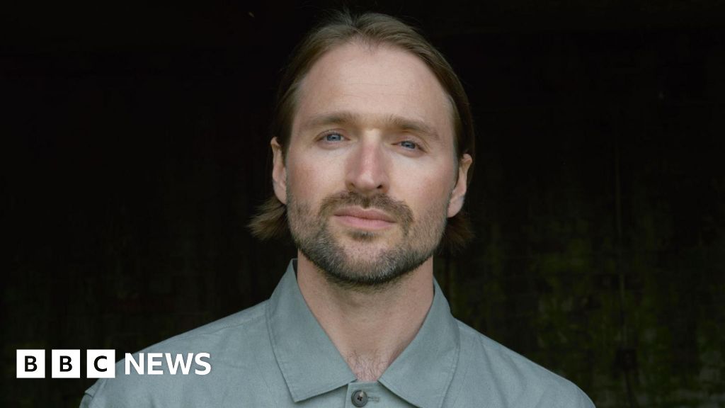 Singer Hayden Thorpe releases new album inspired by Oford Ness - BBC News