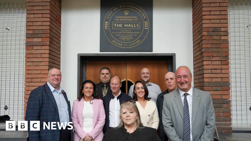 Plaque unveiled in memory of Wolverhampton City Council leader - BBC News