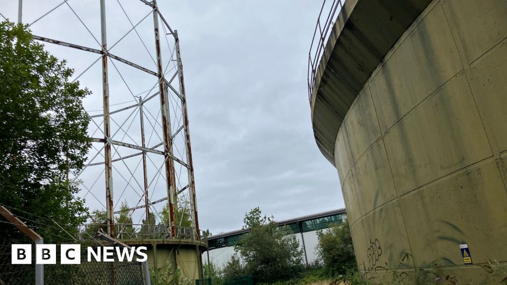 Epsom: Plans for homes on former gas works come under fire - BBC News