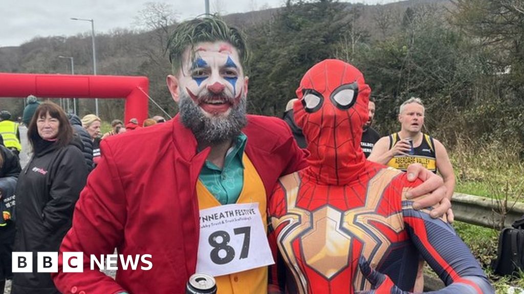 Max Boyce starts Boxing Day race saved by locals - BBC News
