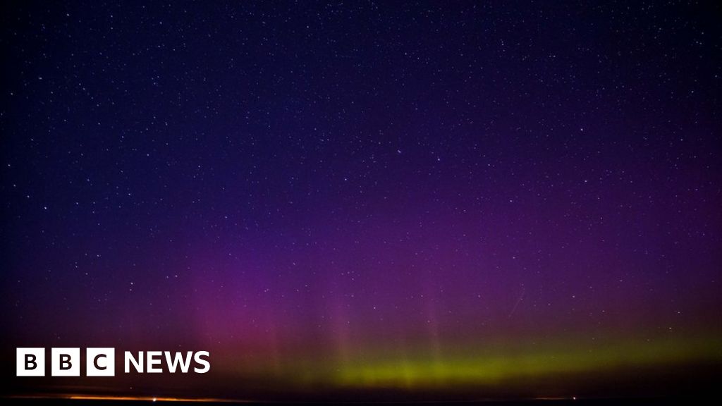 Northern Lights illuminate the Isle of Man - BBC News