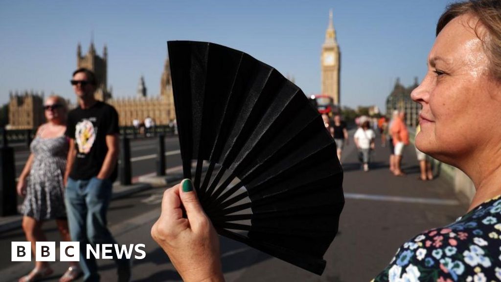 UK weather: Heatwave continues but thunderstorm warning for many - BBC News