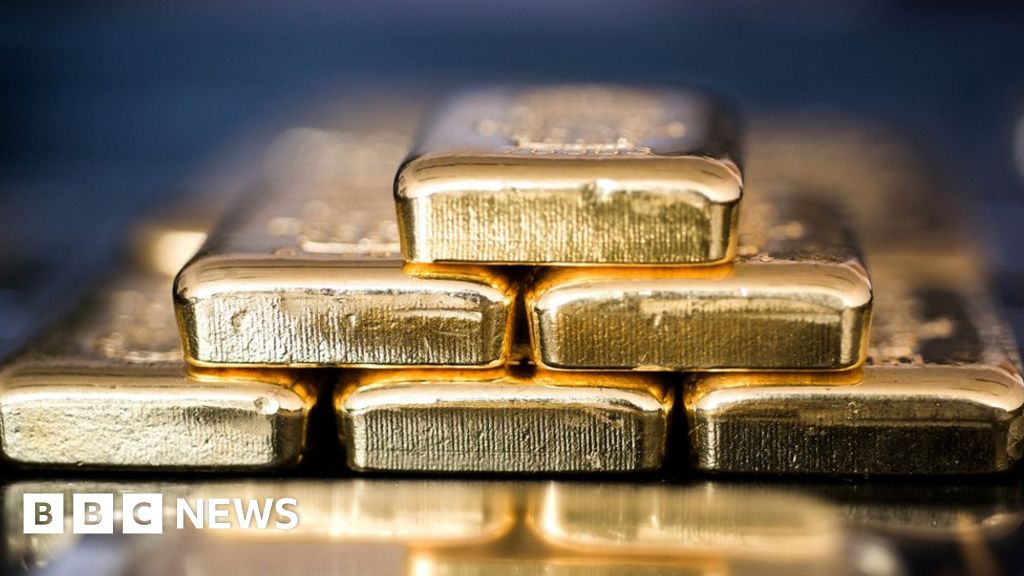 Grantham woman, 87, conned out of life savings in gold scam - BBC News