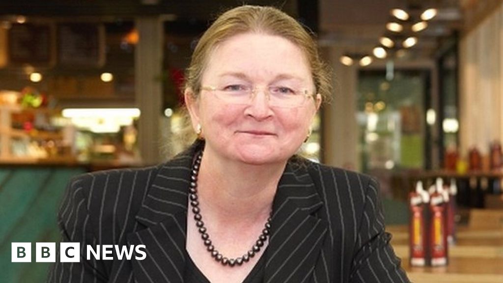 University of Bath vice-chancellor voted out in pay row - BBC News