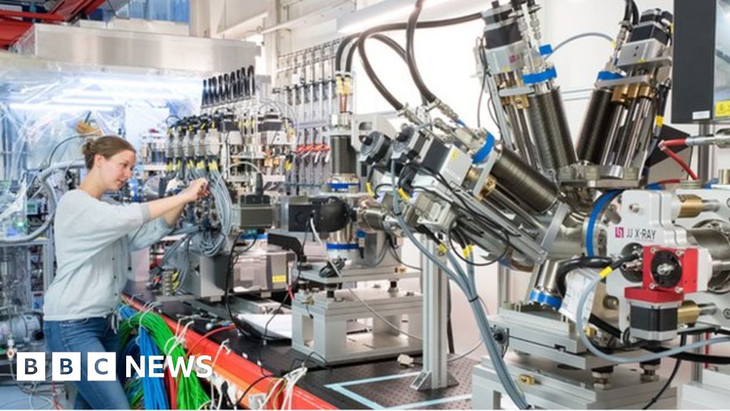XFEL: Brilliant X-ray laser comes online - BBC News