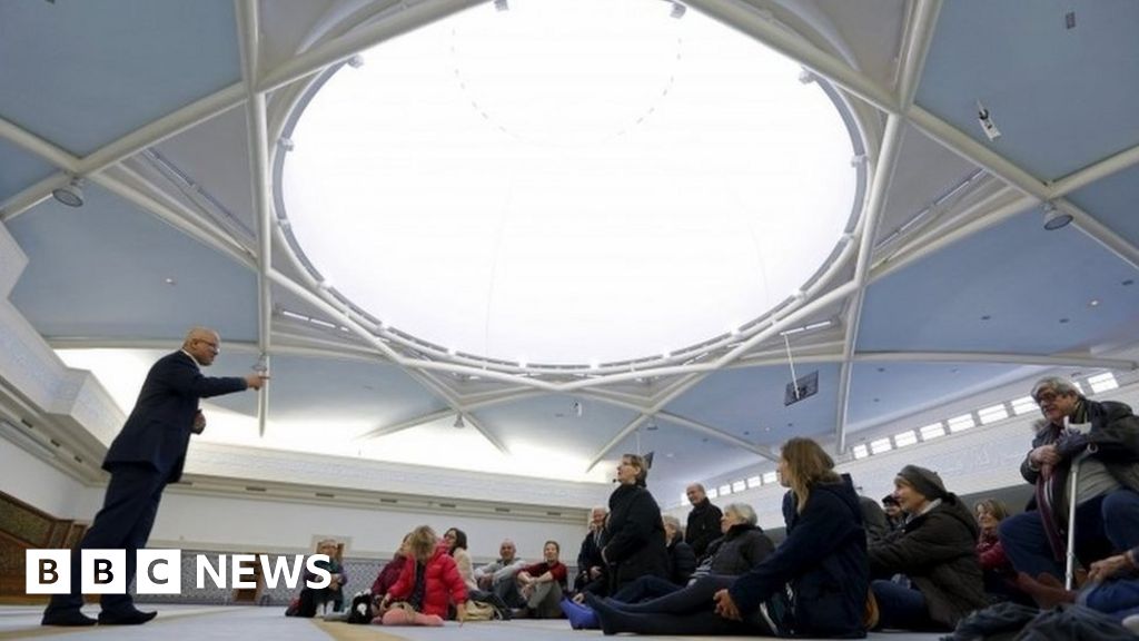 French mosques extend open invitation - BBC News