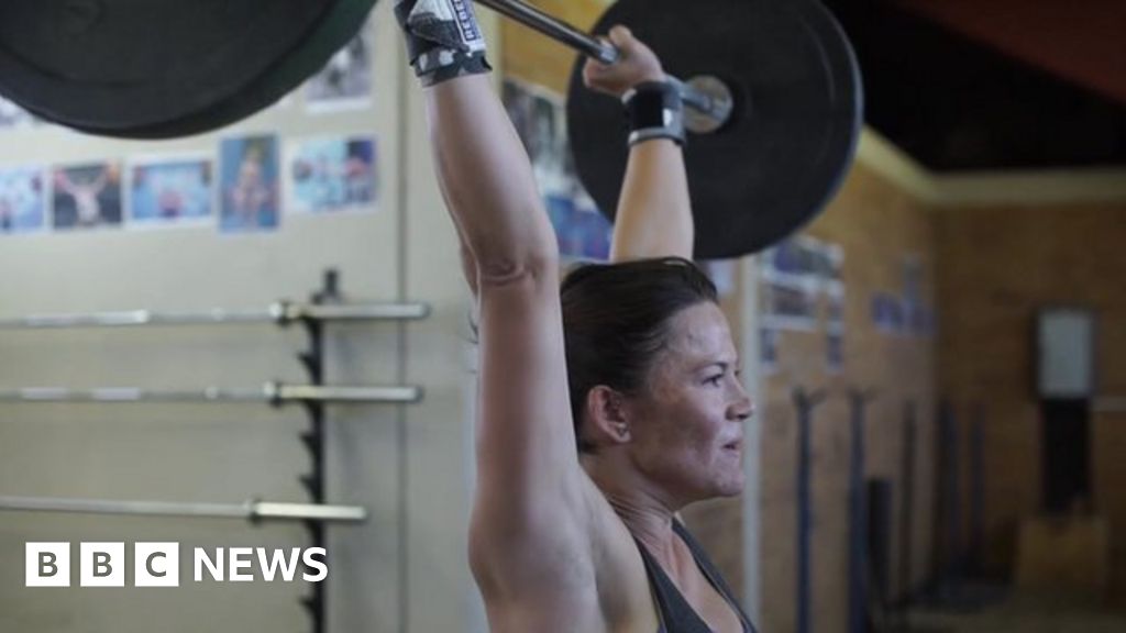 Powerlifting: Not just for men - BBC News