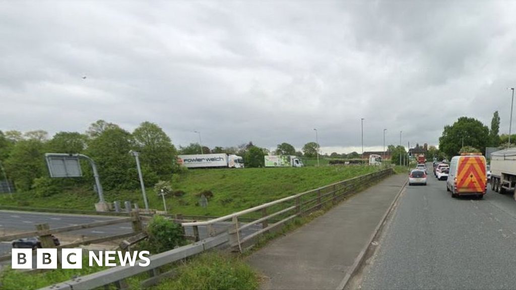 M6 shuts after car falls from bridge near Sandbach - BBC News