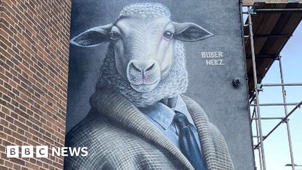 Shepshed: Dapper sheep mural appears in town centre - BBC News