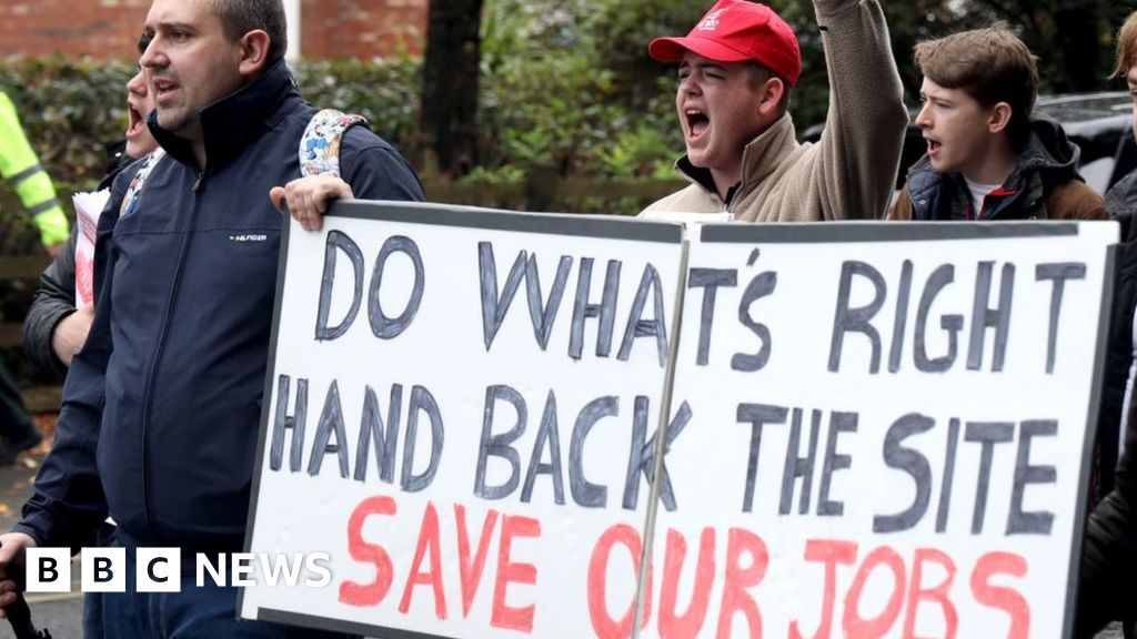 Wrightbus workers hold rally to save their jobs - BBC News