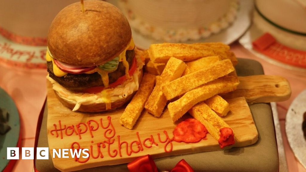 Cake shop to move out of Oxford's Covered Market - BBC News