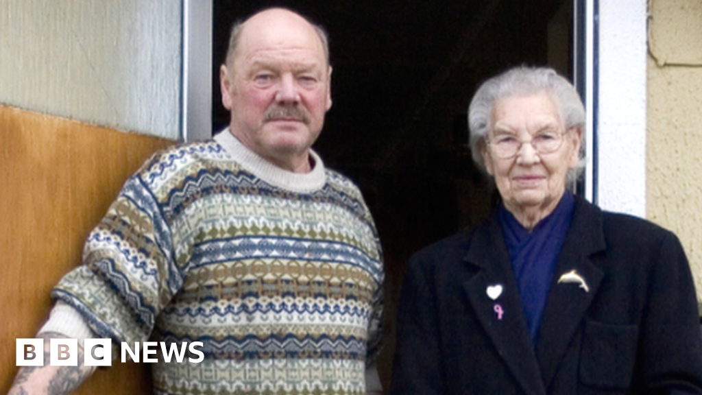 Donald Trump: Molly Forbes who stood up to golf plans dies at 96 - BBC News