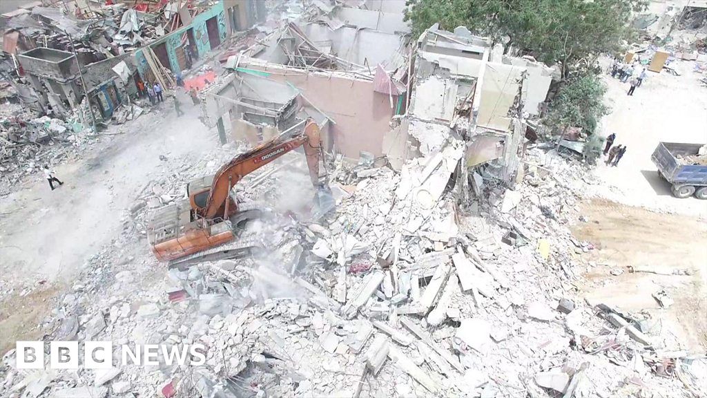 Clearing the site of the Mogadishu truck bomb - BBC News