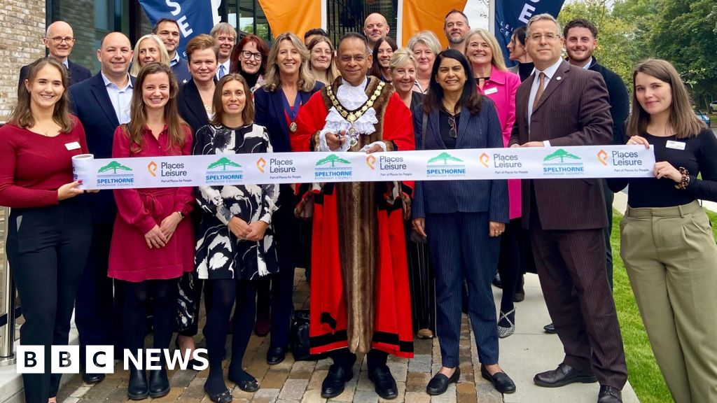 Surrey: New energy efficient leisure centre opens in Staines - BBC News
