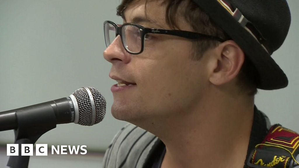Buskers audition to play on London Underground - BBC News