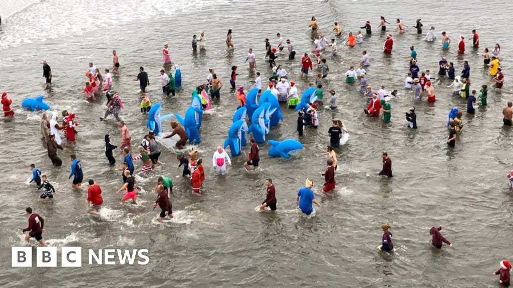 Boxing Day swimmers take the plunge in Whitby - BBC News