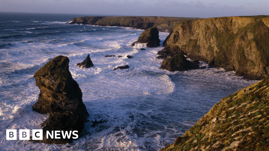 Warning after people scale unstable cliffs at Bedruthan - BBC News