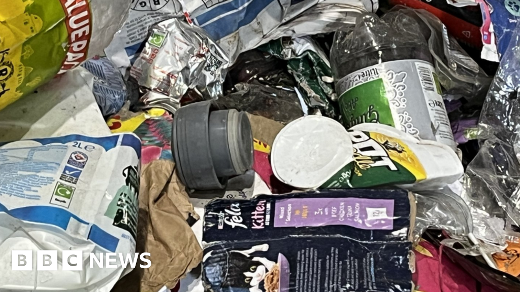 Wiltshire recycling centres' bid to reduce landfill waste - BBC News