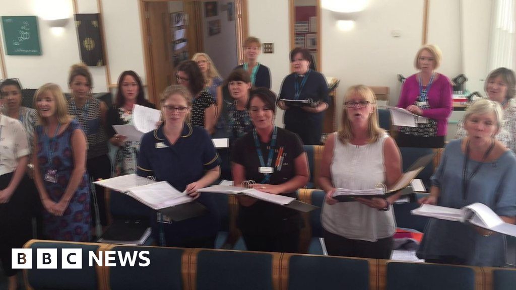 Royal Cornwall Hospital staff 'use choir to help beat stress' - BBC News