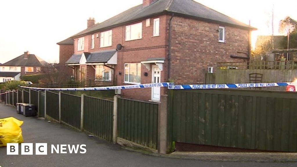 Murder probe after man stabbed at house in Nottingham - BBC News