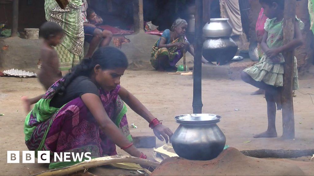 India: How traditional cookery is changing to fight pollution - BBC News