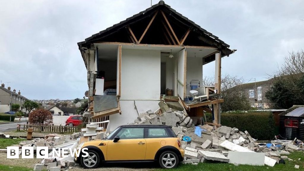'Miracle' escape for Bude family from gas explosion - BBC News