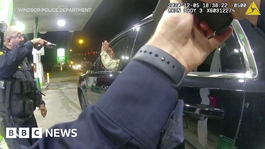 US soldier faces guns and pepper spray in traffic stop - BBC News
