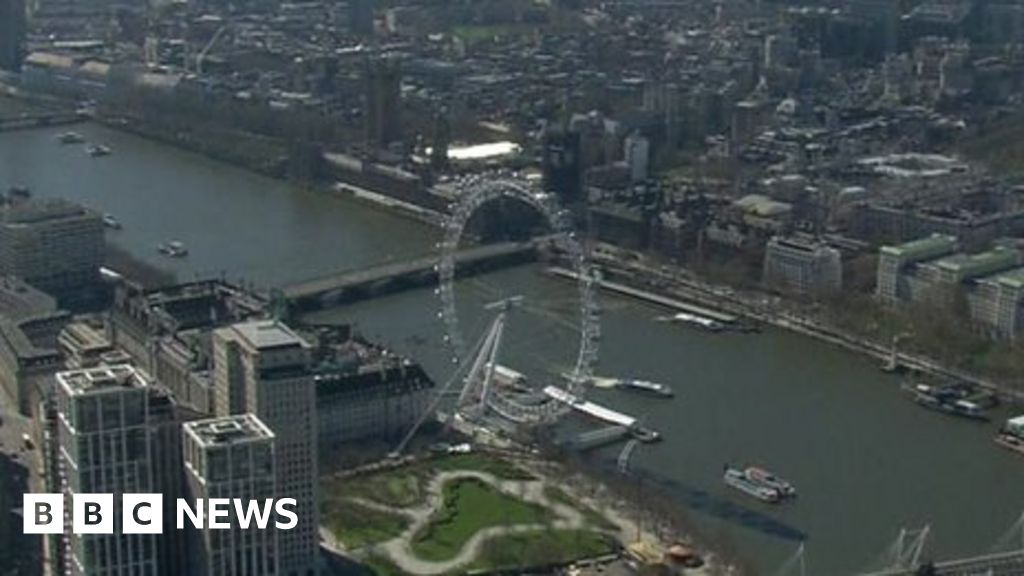 Coronavirus: Aerial footage shows deserted London streets - BBC News