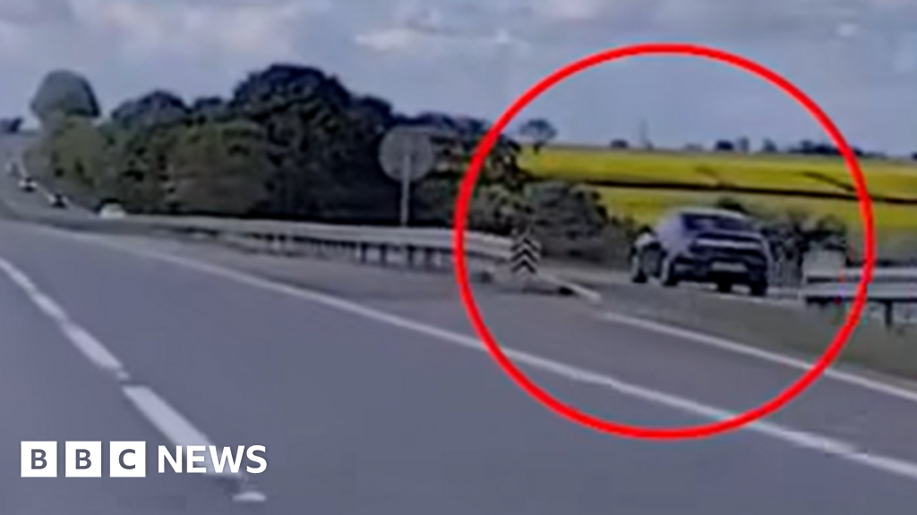 Moment stolen car drives on wrong side of A19 near Thirsk - BBC News