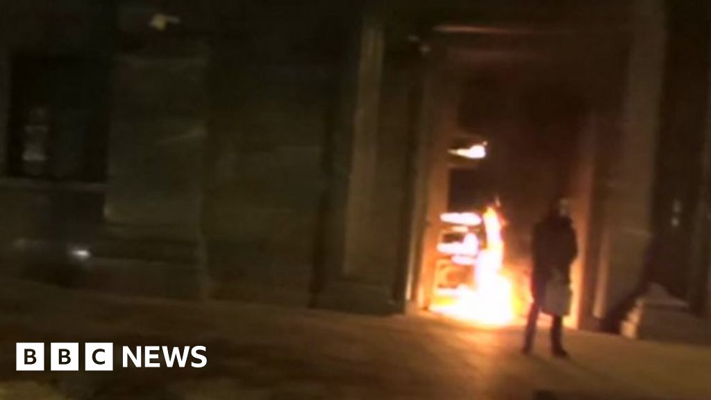 Activist sets fire to HQ of FSB Russia's security service - BBC News