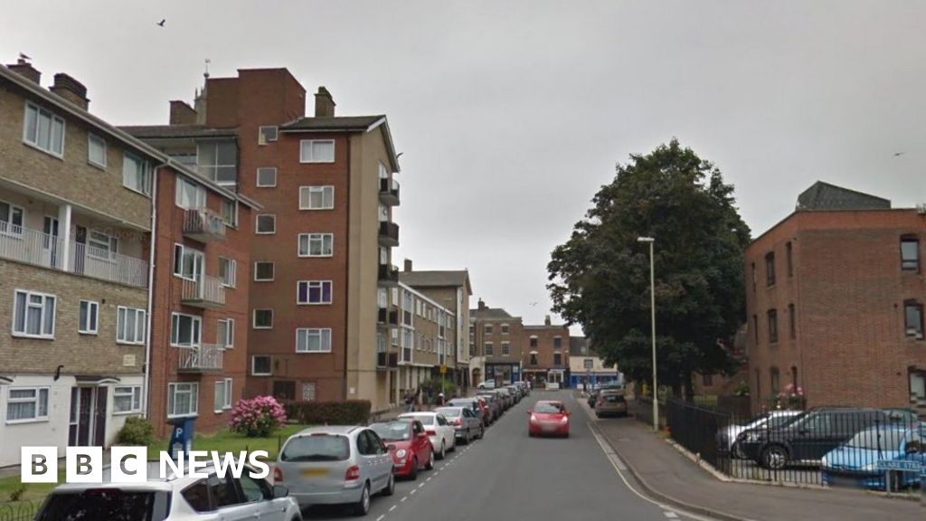 Gloucester murder inquiry after fatal stabbing - BBC News