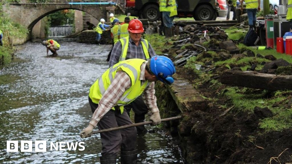 Swansea canal restoration: Engineer 'sheds new light' - BBC News