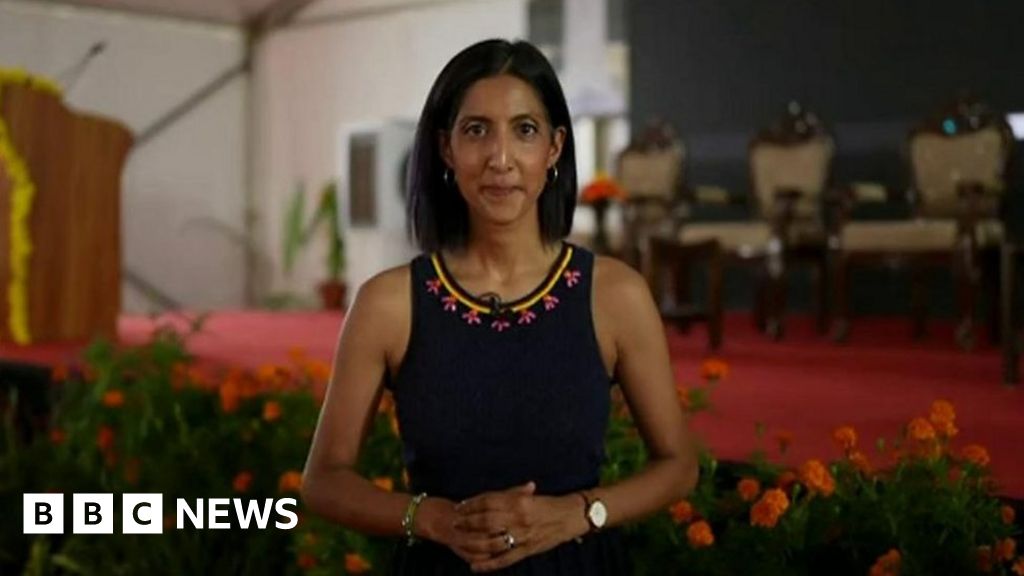 BBC reporter on the anxious wait for India's moon attempt