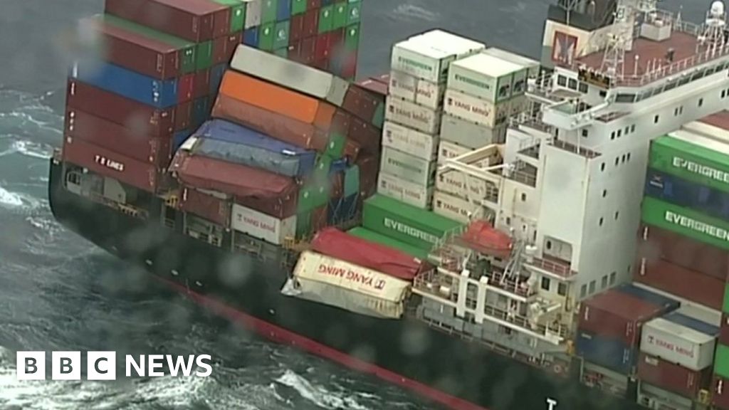 Australia alert after ship loses 83 containers - BBC News