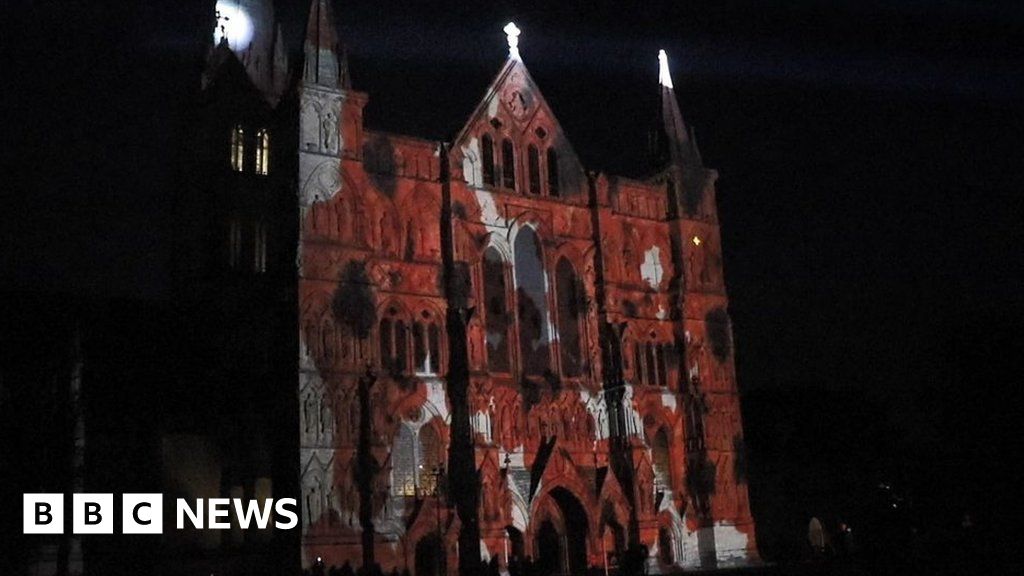 Poppies projected on side of Salisbury Cathedral - BBC News