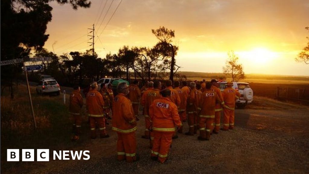 Homes destroyed in Australia bushfires - BBC News