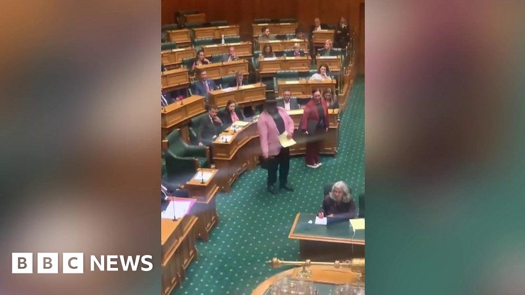 New Zealand: Maori MP thrown out of debate after haka - BBC News
