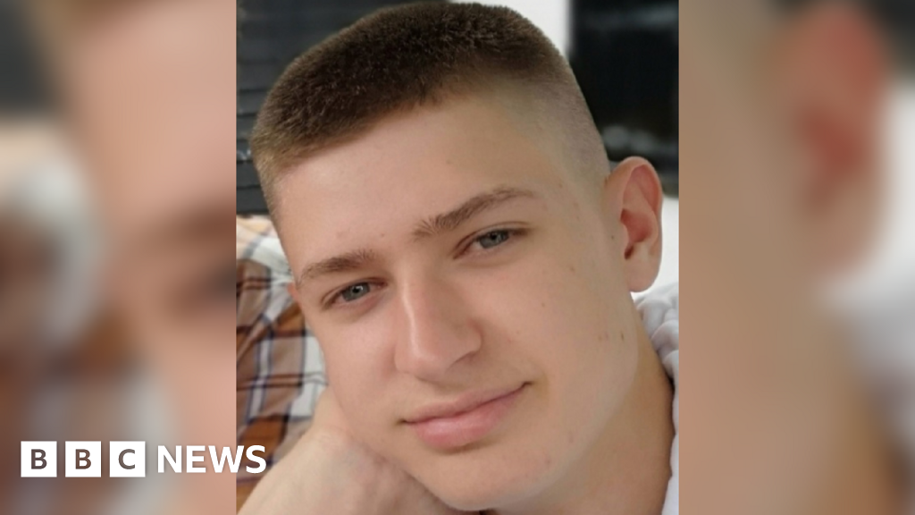 Swansea: Tribute paid to motorcyclist, 19, killed in crash - BBC News