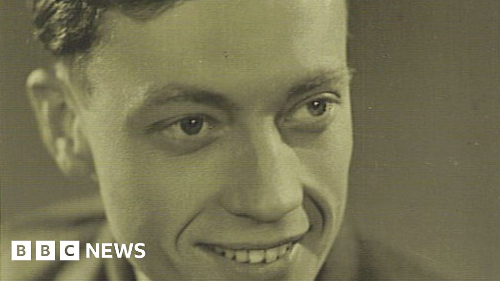 WW2 veteran from Lowestoft given France's top honour - BBC News